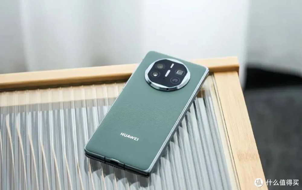 24GB+1TB！华为Mate70 Pro惊艳亮相：无孔全屏+麒麟9100，光影四摄蓄势待发 - 叮当号