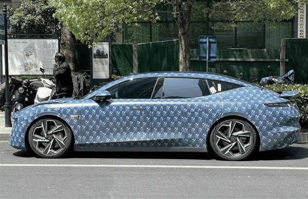 极氪001同平台打造！领克首款纯电轿车E371谍照曝光 - 叮当号
