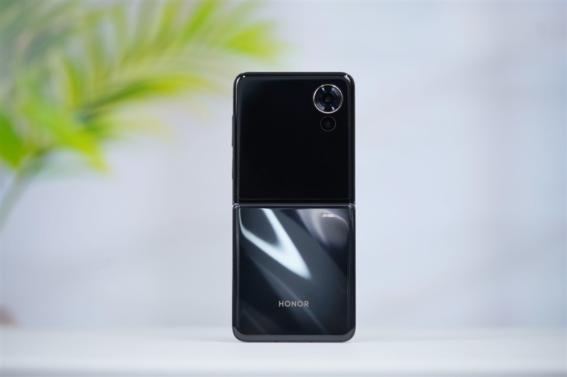 荣耀首款小折叠！荣耀Magic V Flip评测：4英寸超大外屏我能玩一天 - 叮当号