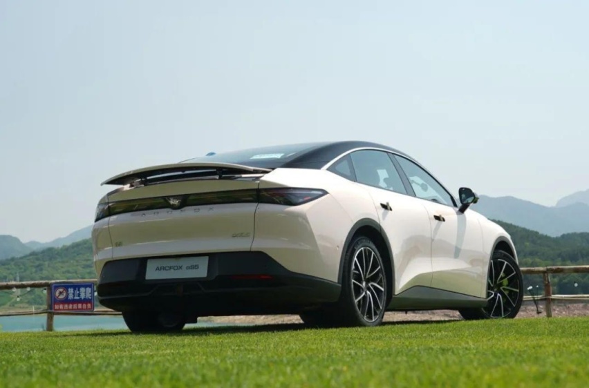 阿尔法S5：800V快充，3.7秒破百，小米SU7买早了？ - 叮当号