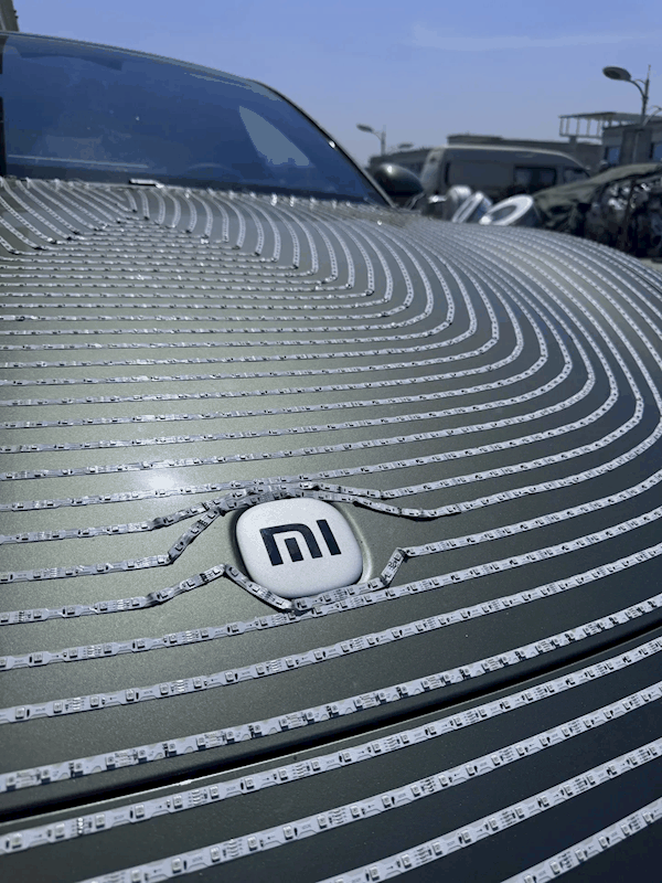 车主给小米SU7贴满灯带：五彩斑斓 赛博朋克风绝了 - 叮当号