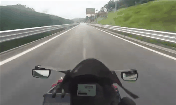 疯狂！骑手150km/h闯高速收费站：一己之力为禁摩做贡献 - 叮当号