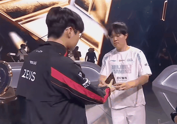 电竞世界杯一轮游！《英雄联盟》项目BLG 1-2不敌T1惨遭淘汰 - 叮当号