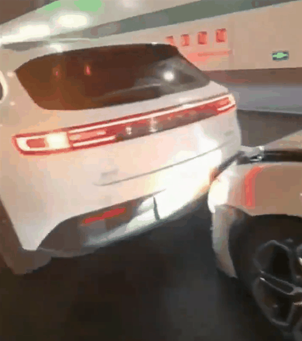 小米SU7隧道内追尾问界M5：SUV的优势一眼可见 - 叮当号