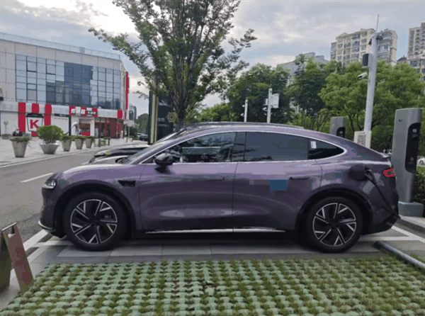 最远续航超800km！鸿蒙智行智界R7实车曝光：上量靠它了 - 叮当号