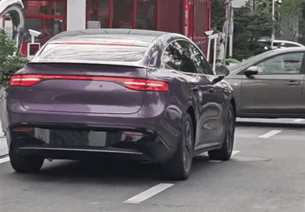 最远续航超800km！鸿蒙智行智界R7实车曝光：上量靠它了 - 叮当号