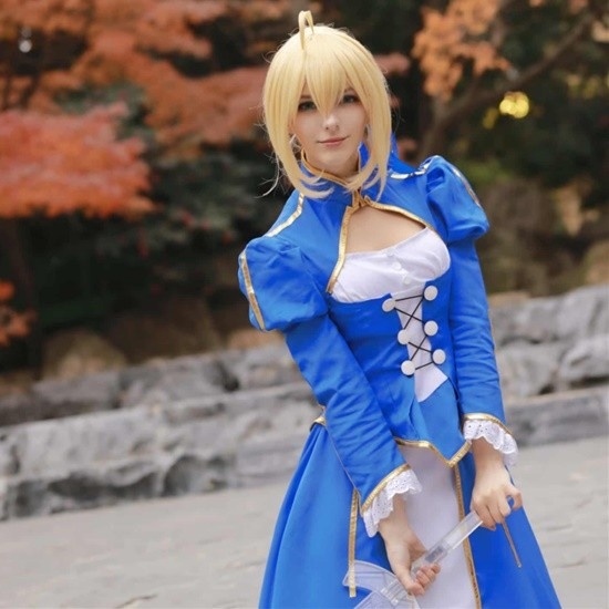 俄妹COS《Fate》Saber：泳装呆毛王 靓丽吸睛 - 叮当号