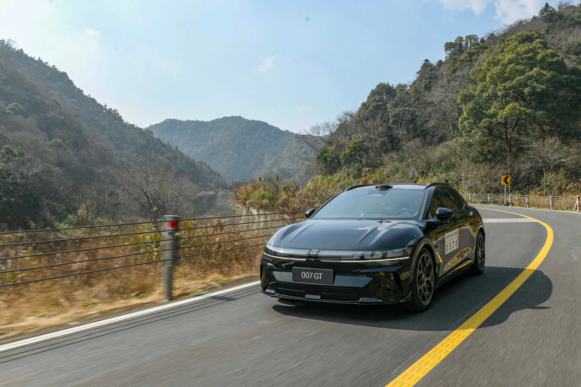 三辐方向盘很运动，提供两种内饰配色，极氪007GT内饰官图发布 - 叮当号