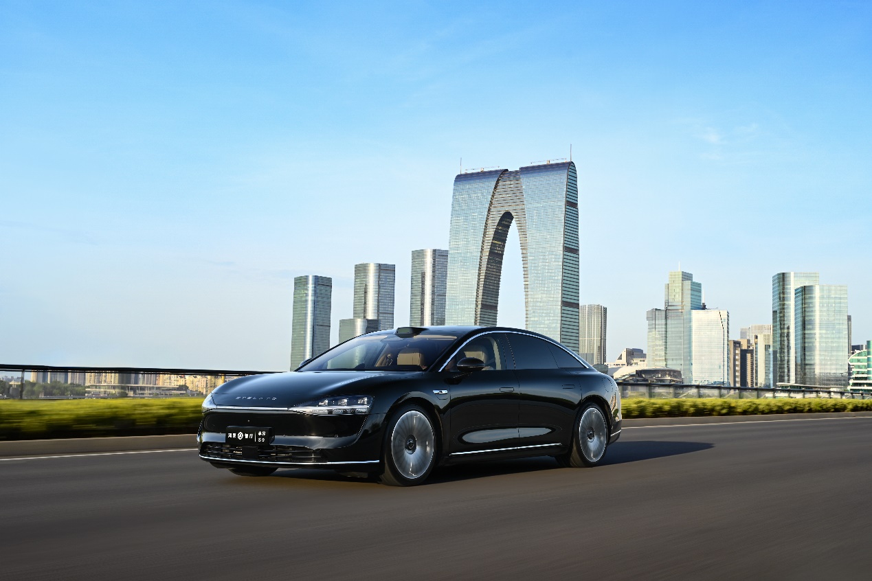 智驾头部之争，享界S9的HUAWEI ADS 3.0比特斯拉FSD胜在这个功能 - 叮当号