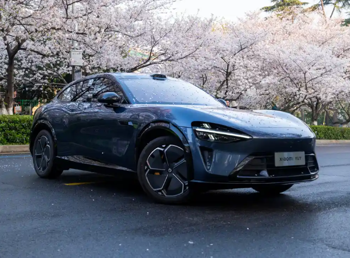 小米YU7实车图曝光，轿跑SUV设计+691马力双电机，30万内无对手？ - 叮当号