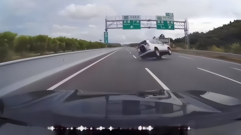 160km/h极限挑战！腾势N9鱼钩测试时速全球最高 - 叮当号