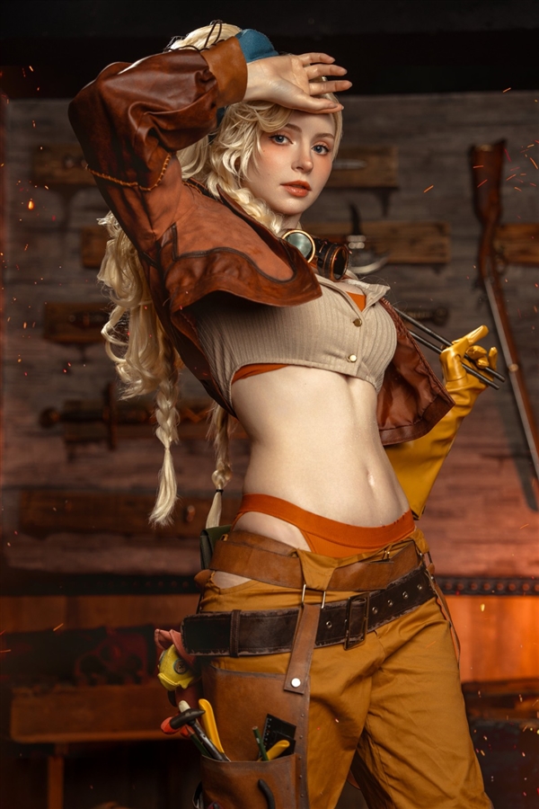 《生化4RE》阿什莉体模Cos美图：杰玛真性感火辣 - 叮当号